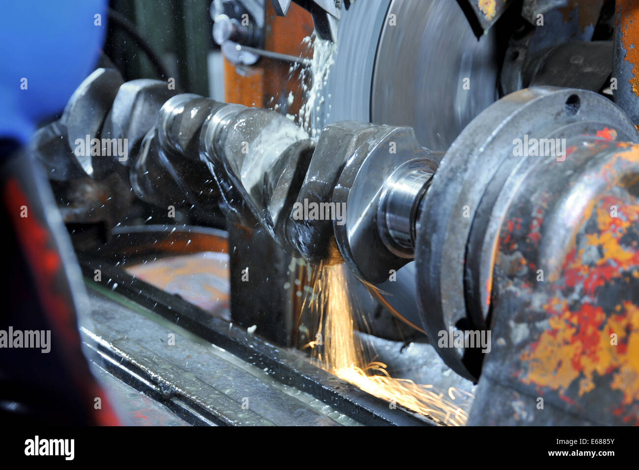 Meulage de précision d'un vilebrequin de moteur de voiture sur une ...