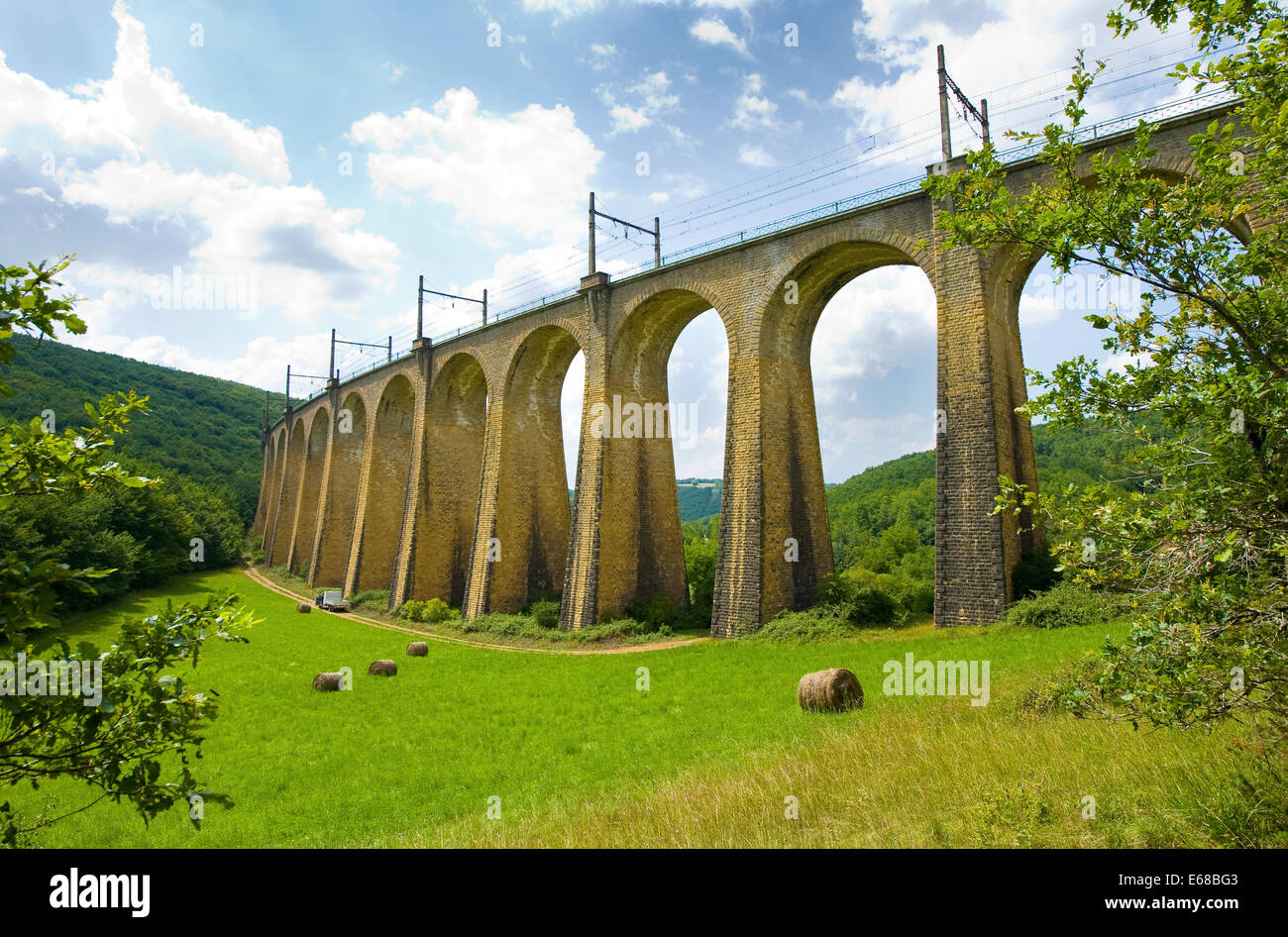 Viaduc ferroviaire france Banque de photographies et d’images à haute ...