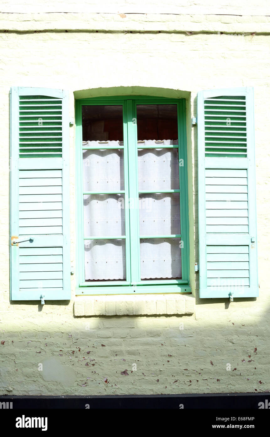 Maison volet vert ouvert Banque de photographies et d’images à haute ...