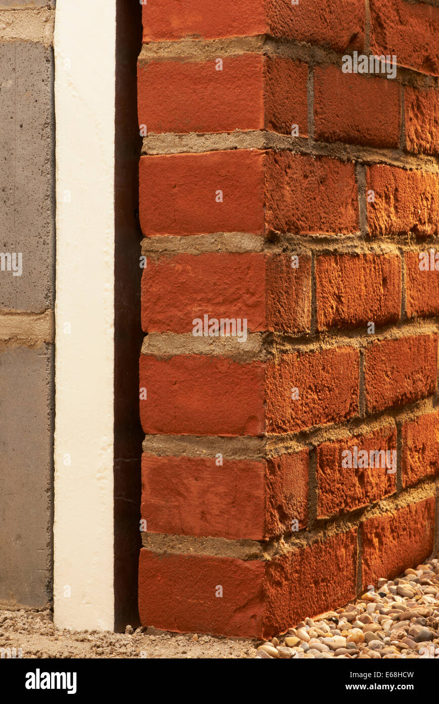 Isolation de mur de brique Banque de photographies et d’images à haute ...