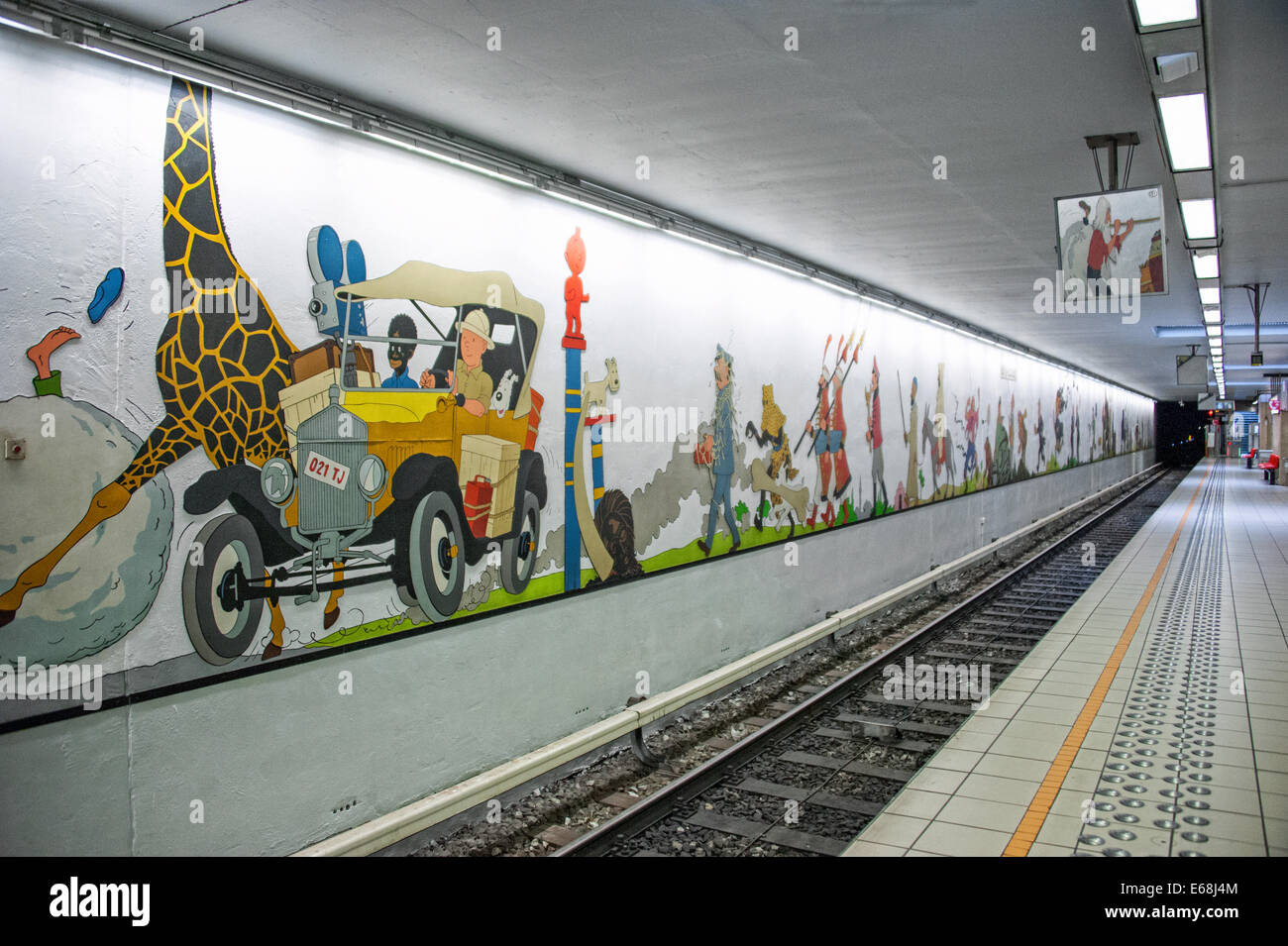 La station de métro Bruxelles Stokkel avec mur de bande dessinée bande ...