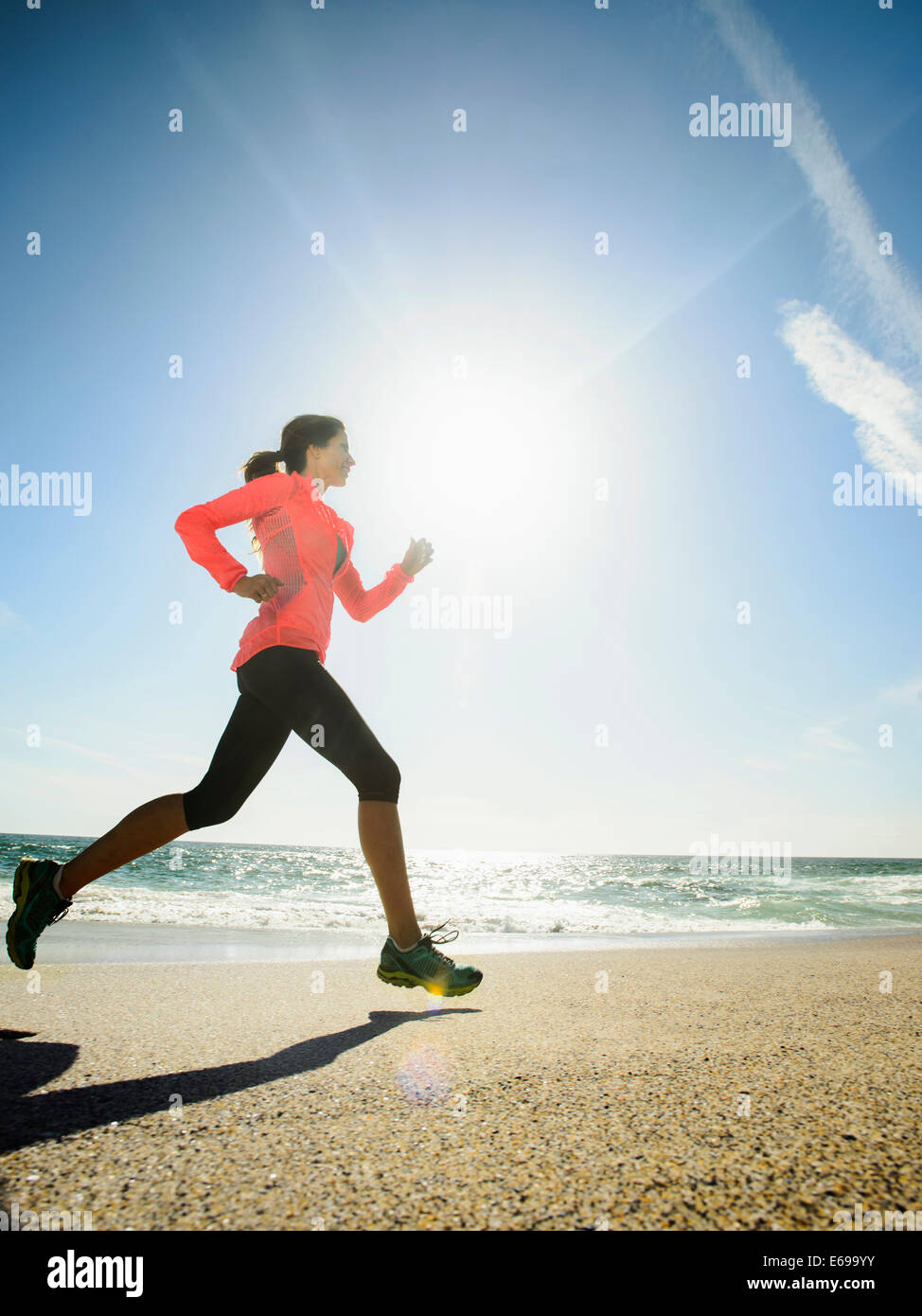 Woman Running Beach Banque d'image et photos - Alamy