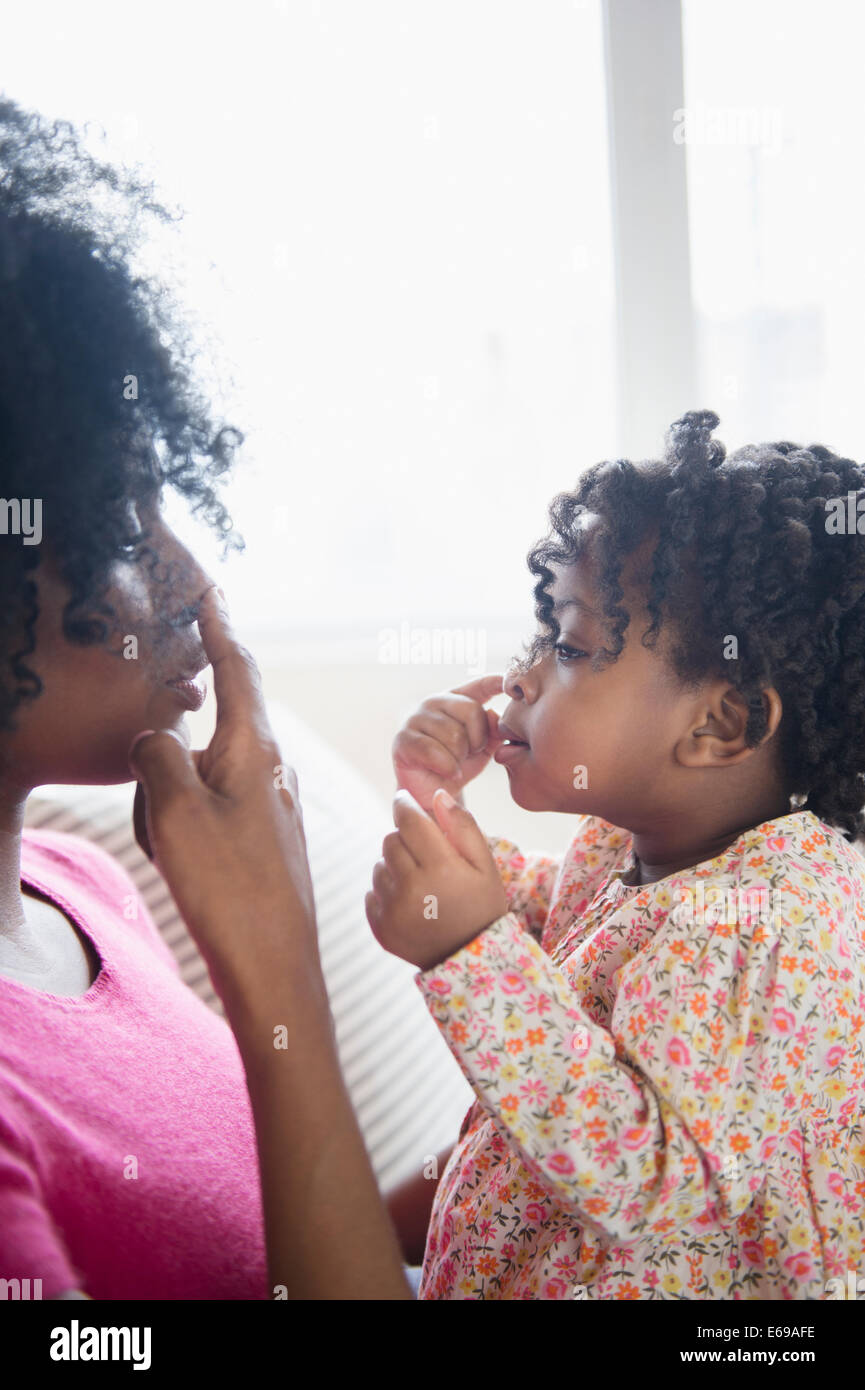 Mère Et Fille Sur Canapé Banque De Photographies Et Dimages à Haute