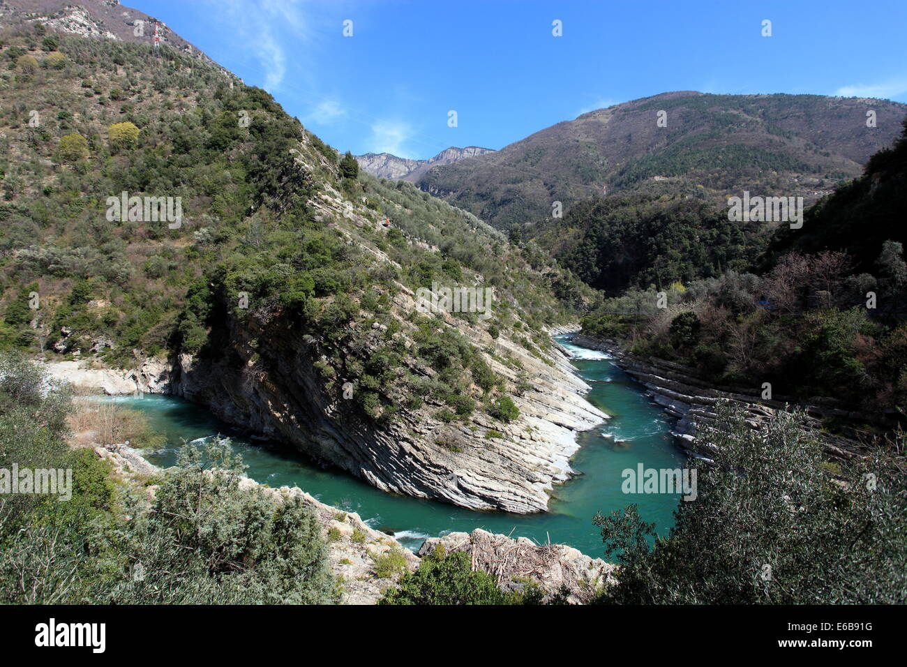 La vallée de la Roya dans le parc national du Mercantour dans l'arrière ...