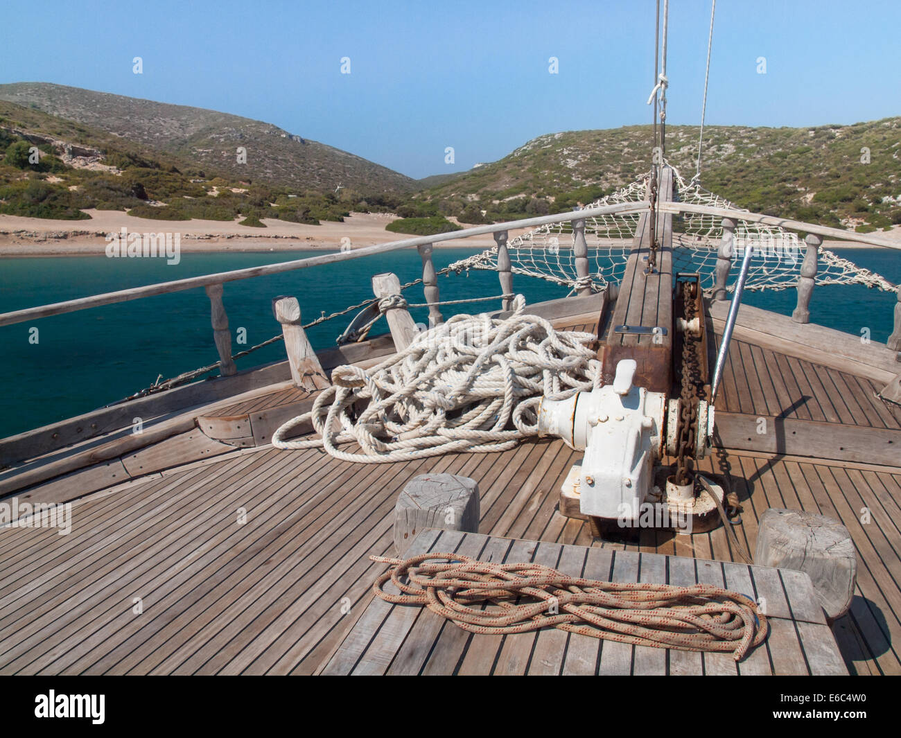 La proue d'un bateau traditionnel en bois avec pont en teck, bois de ...