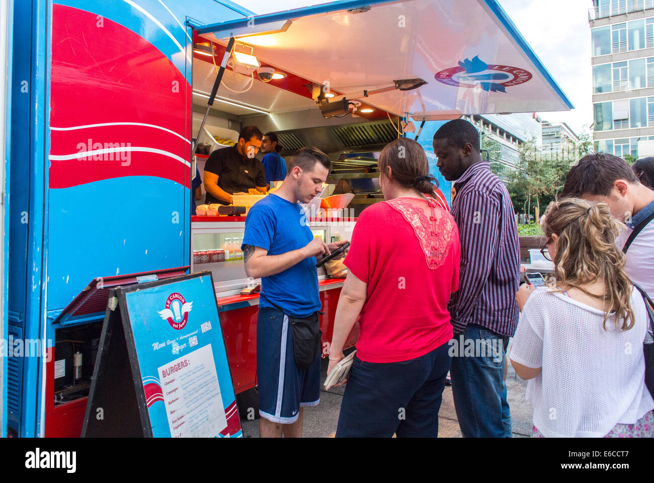 Paris, France, petite foule, jeunes touristes Acheter Take Away Street ...