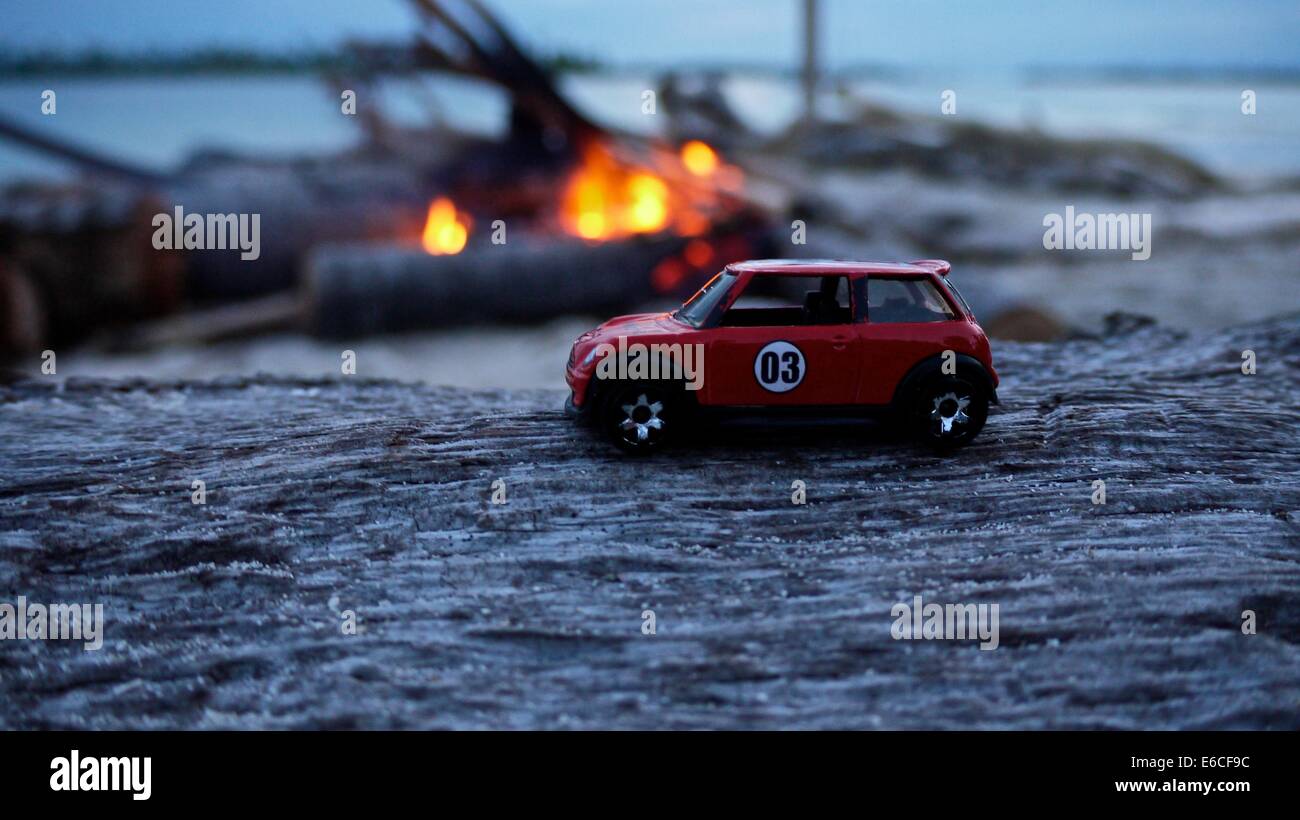 Une petite miniature de voiture, qui est de voyager à travers le monde ...