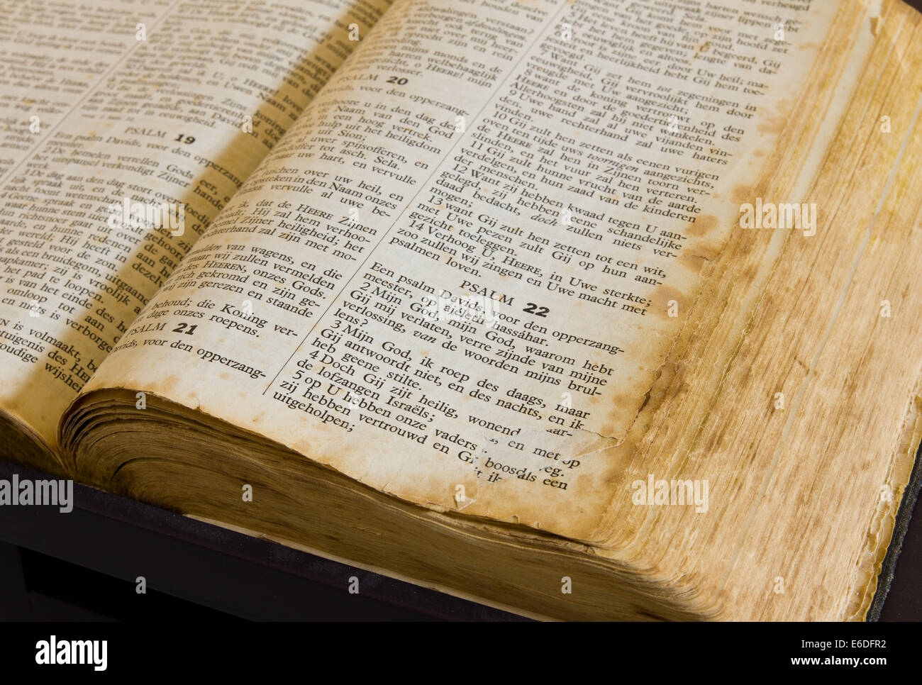 Bible ouverte et lumière Banque de photographies et d’images à haute ...