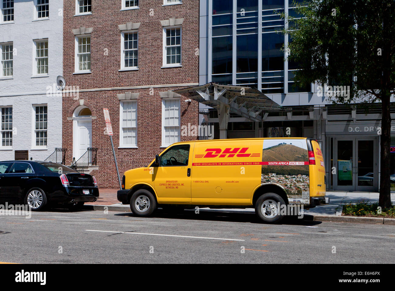Dhl delivery van Banque de photographies et d’images à haute résolution ...