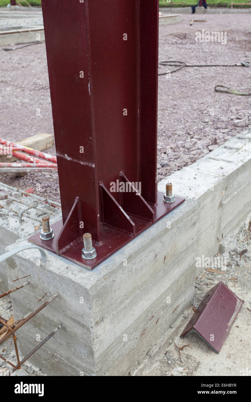 Des poteaux d'acier sur la fondation en béton Photo Stock - Alamy