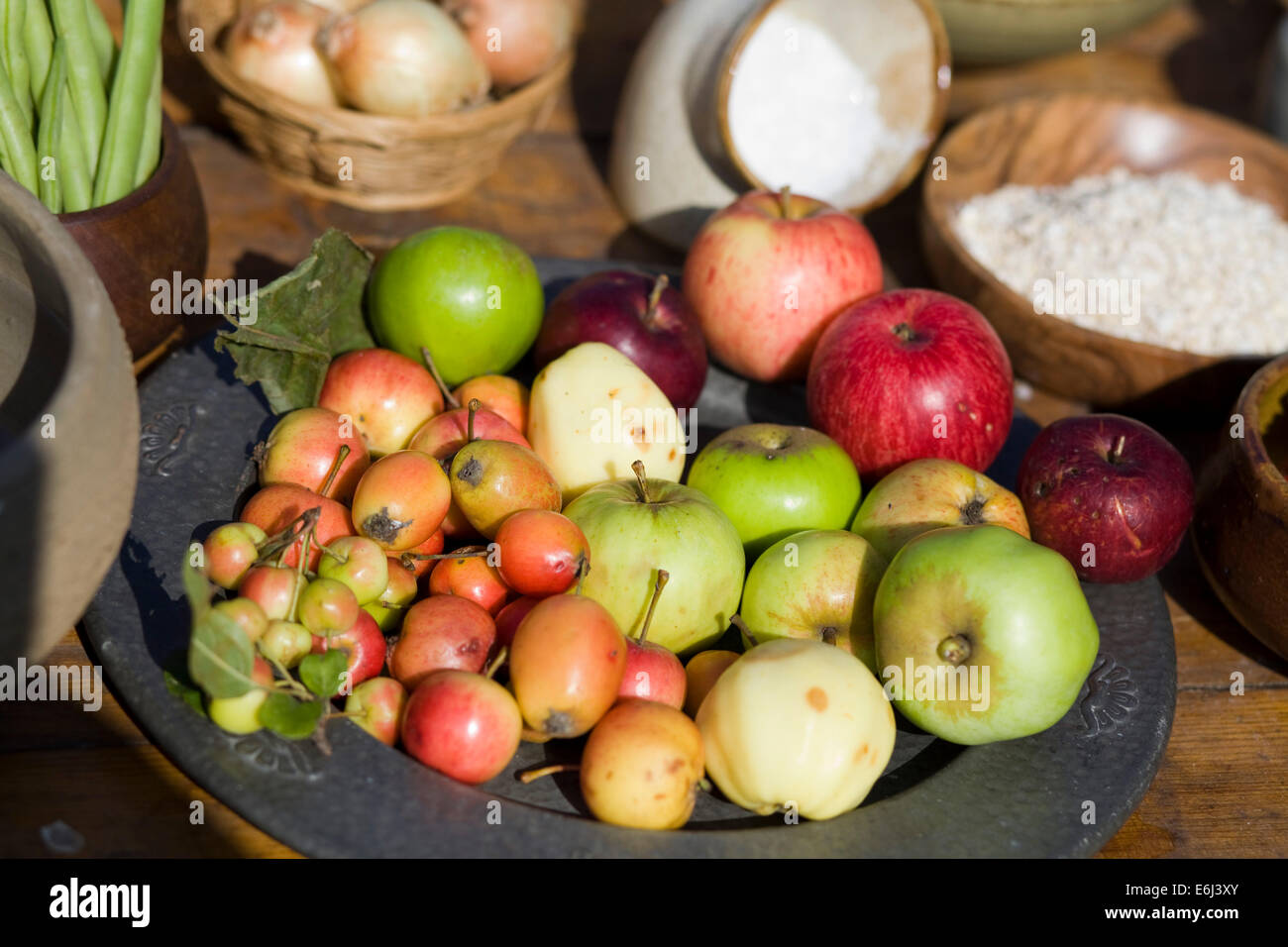 Le tableau rempli avec un banquet médiéval de foods Photo Stock - Alamy