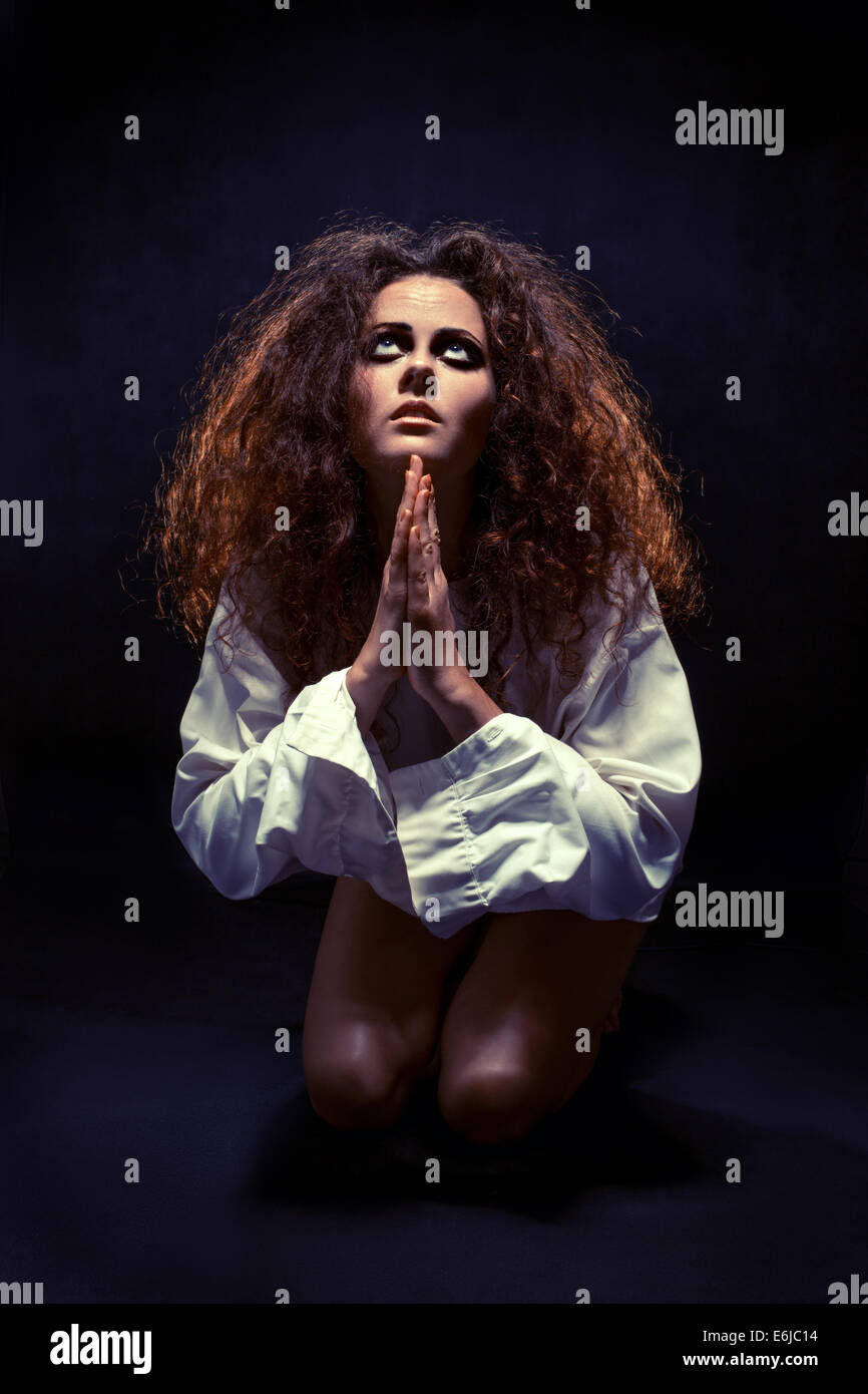 Femme Prie Genoux Banque d'image et photos - Alamy