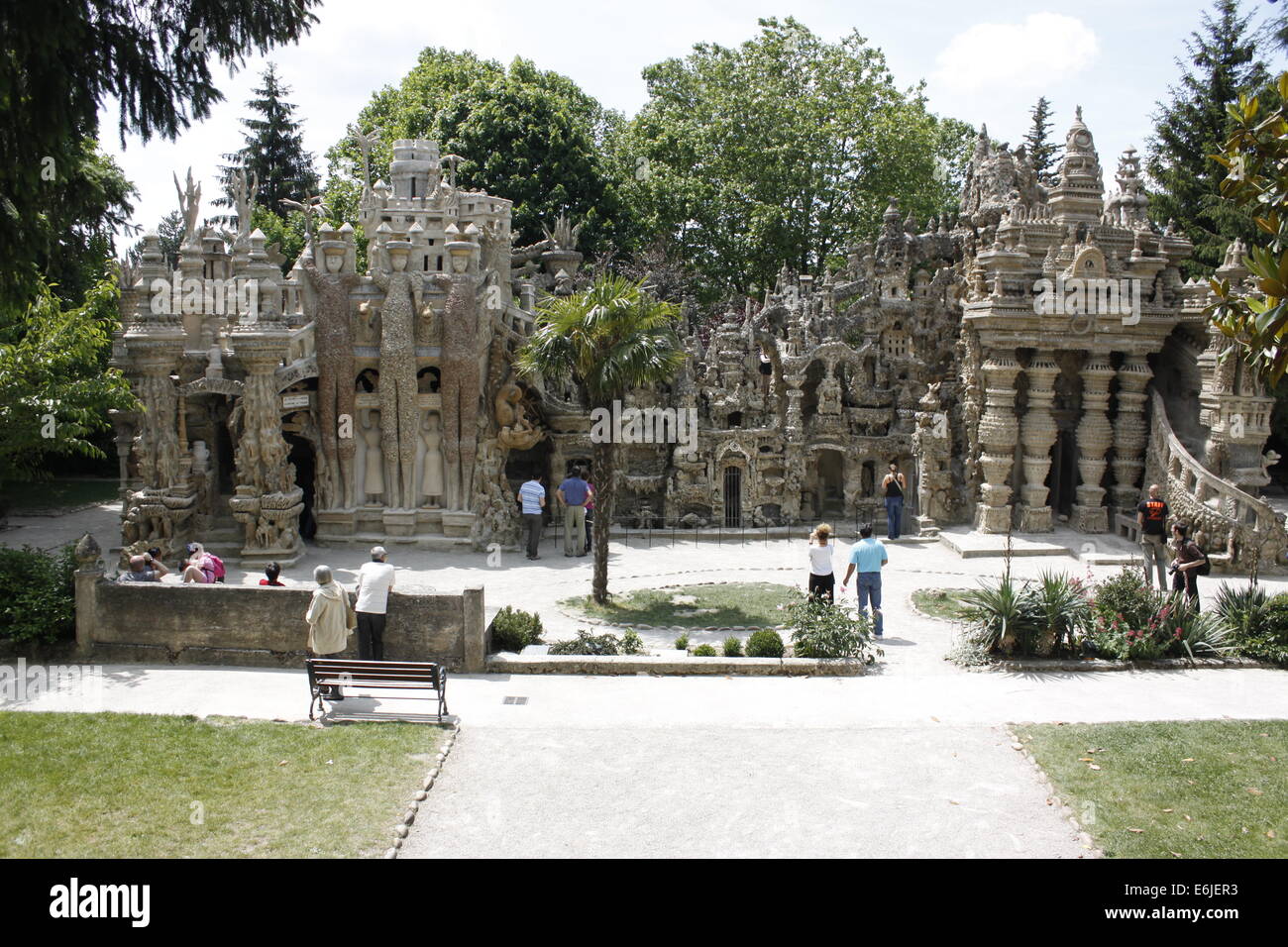 De 1879 à 1912, le français Ferdinand Cheval postman construit son ...
