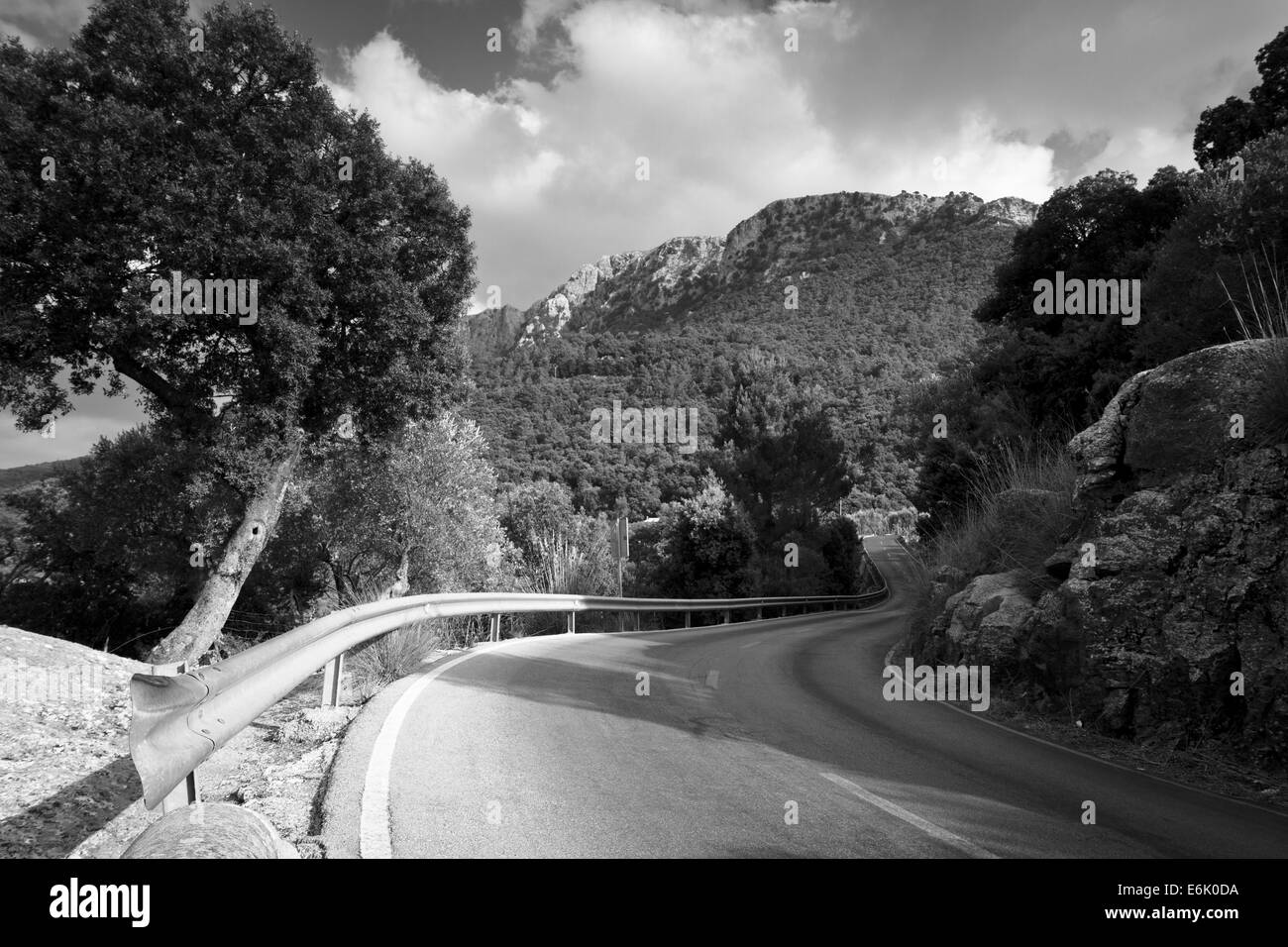 Route montagne sinueuse Banque d'images noir et blanc - Alamy