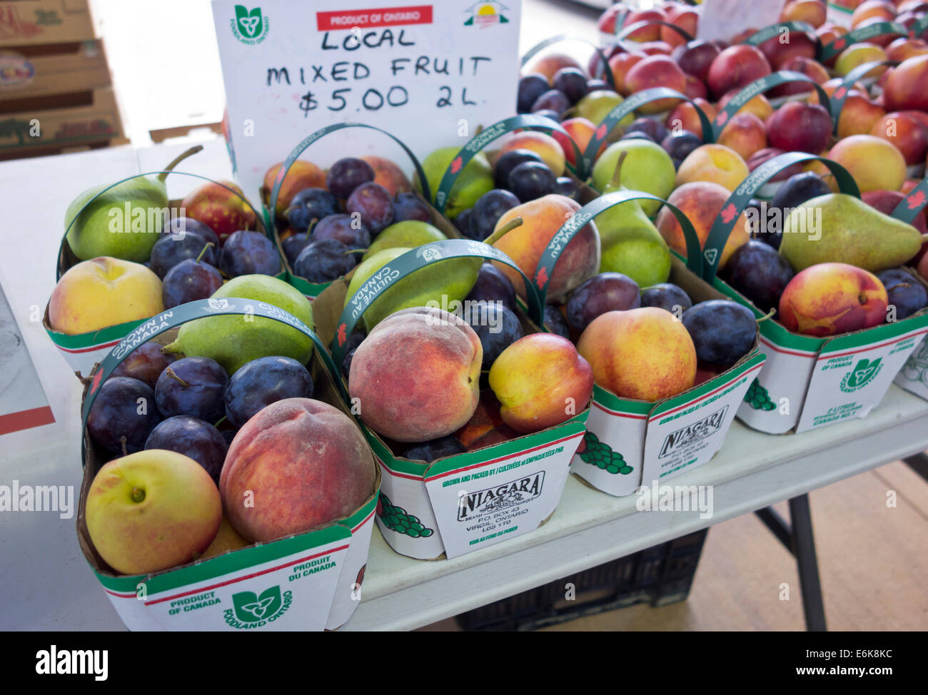 Paniers de fruits frais locaux Ontario Niagara à la vente à la St ...