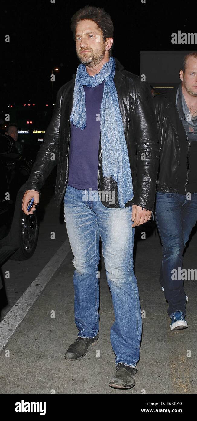 Gerard Butler arrive à Los Angeles International Airport (LAX) comprend ...