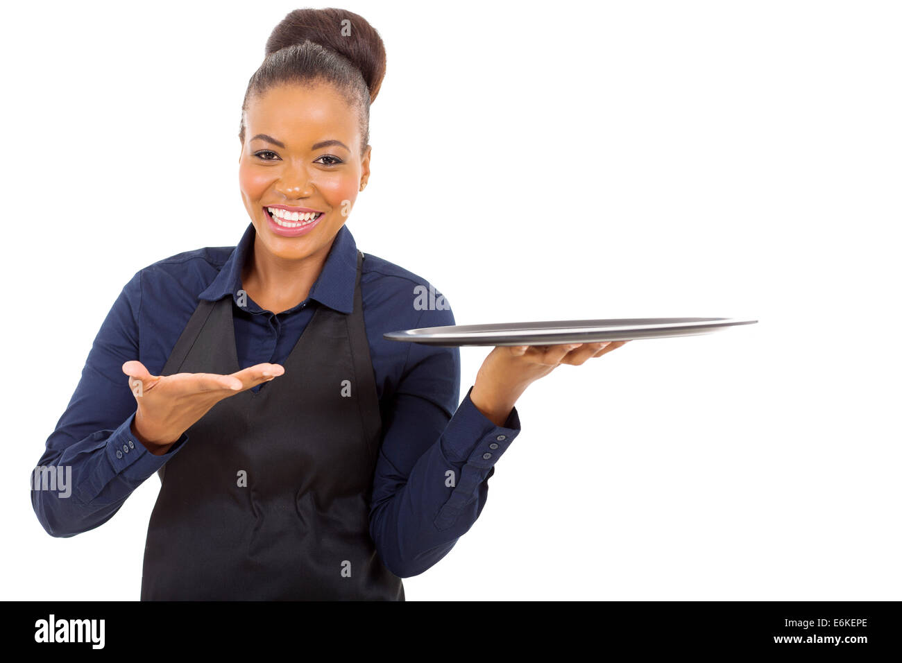 Cheerful South American waitress holding bac vide sur fond blanc Photo ...