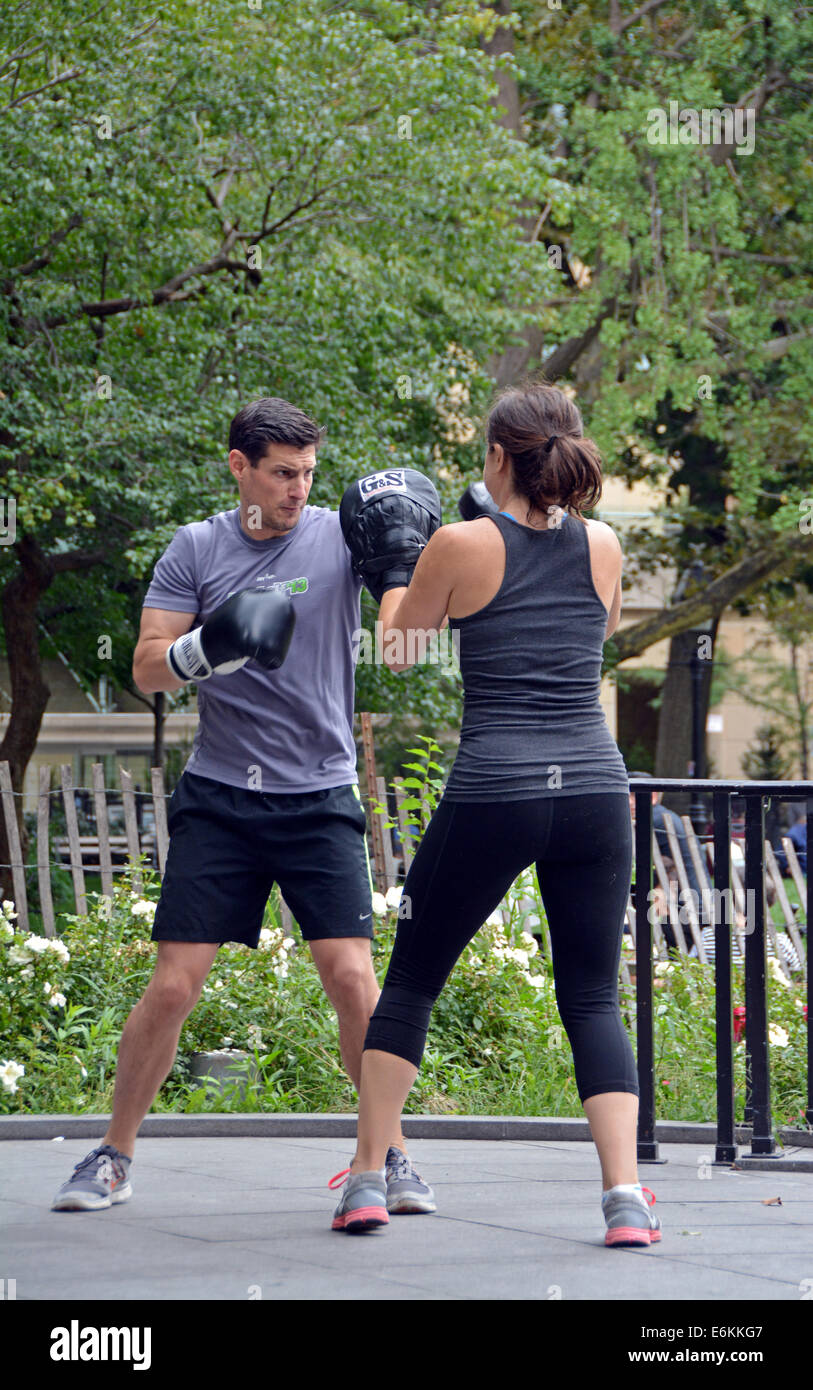 Man vs woman boxing Banque de photographies et d’images à haute ...