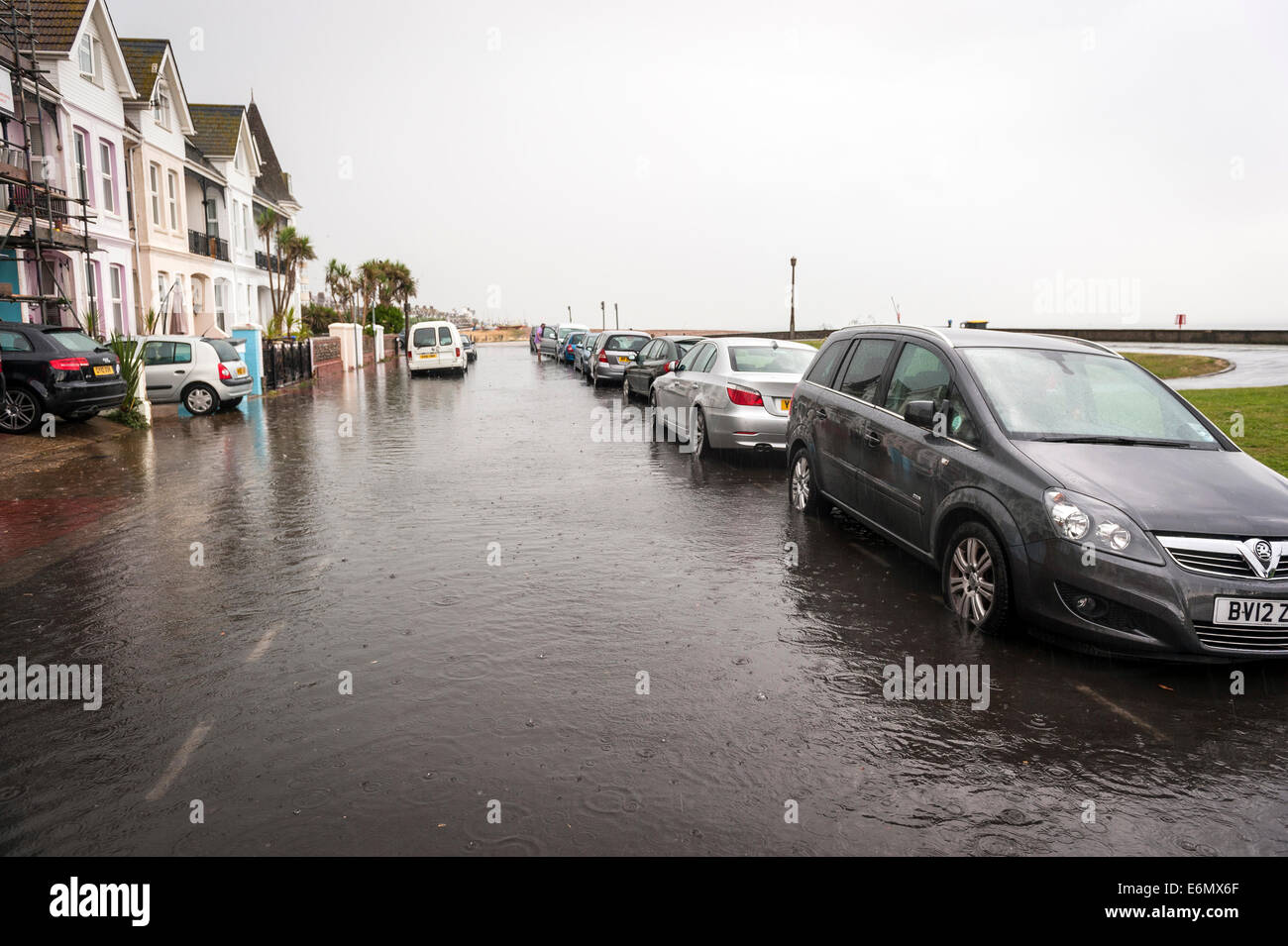 Des inondations localisées sur le front de Worthing très après une ...