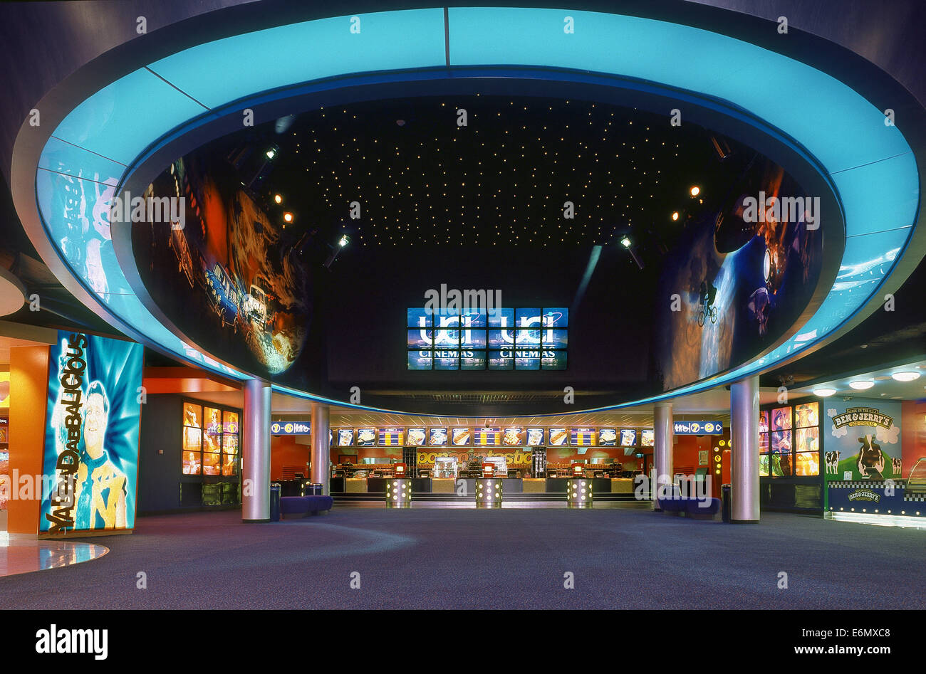 Cinema foyer Banque de photographies et d’images à haute résolution - Alamy