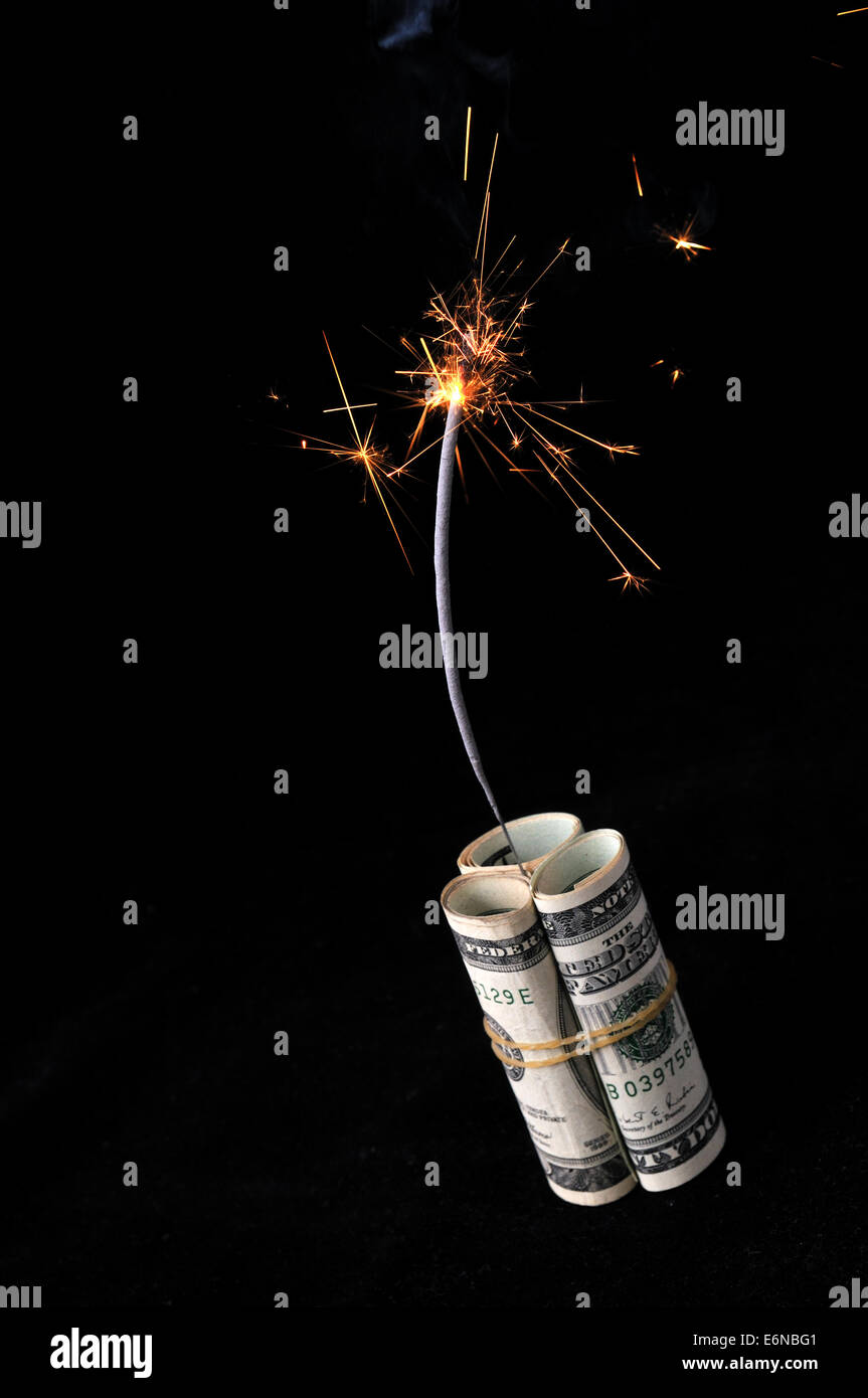 Un rouleau d'argent à un bâton de dynamite a un fusible lumineux fait ...