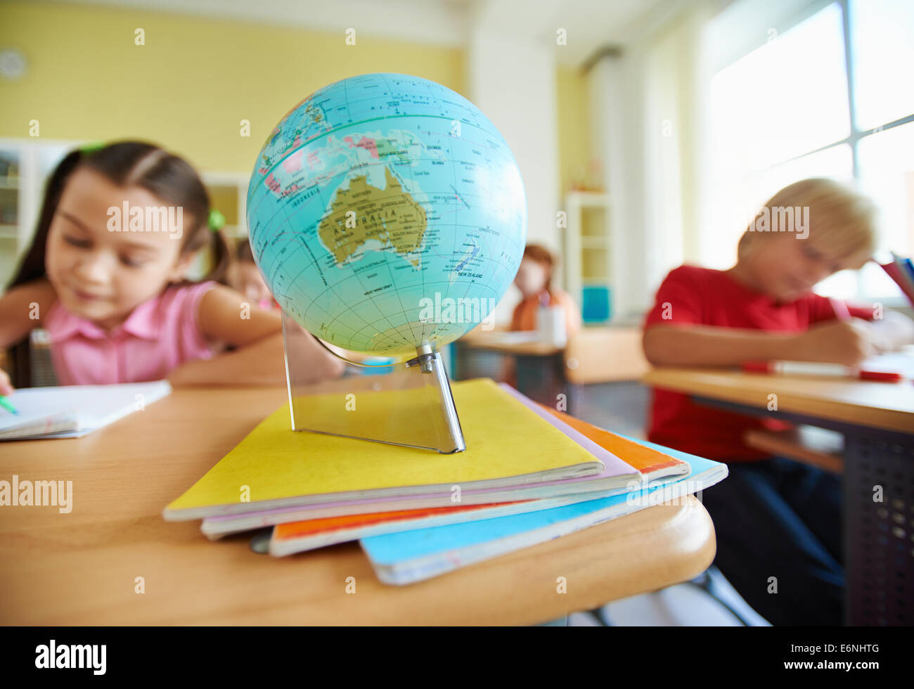 Globe sur pile de cahiers d'écoliers en arrière-plan de leçon à dessin ...