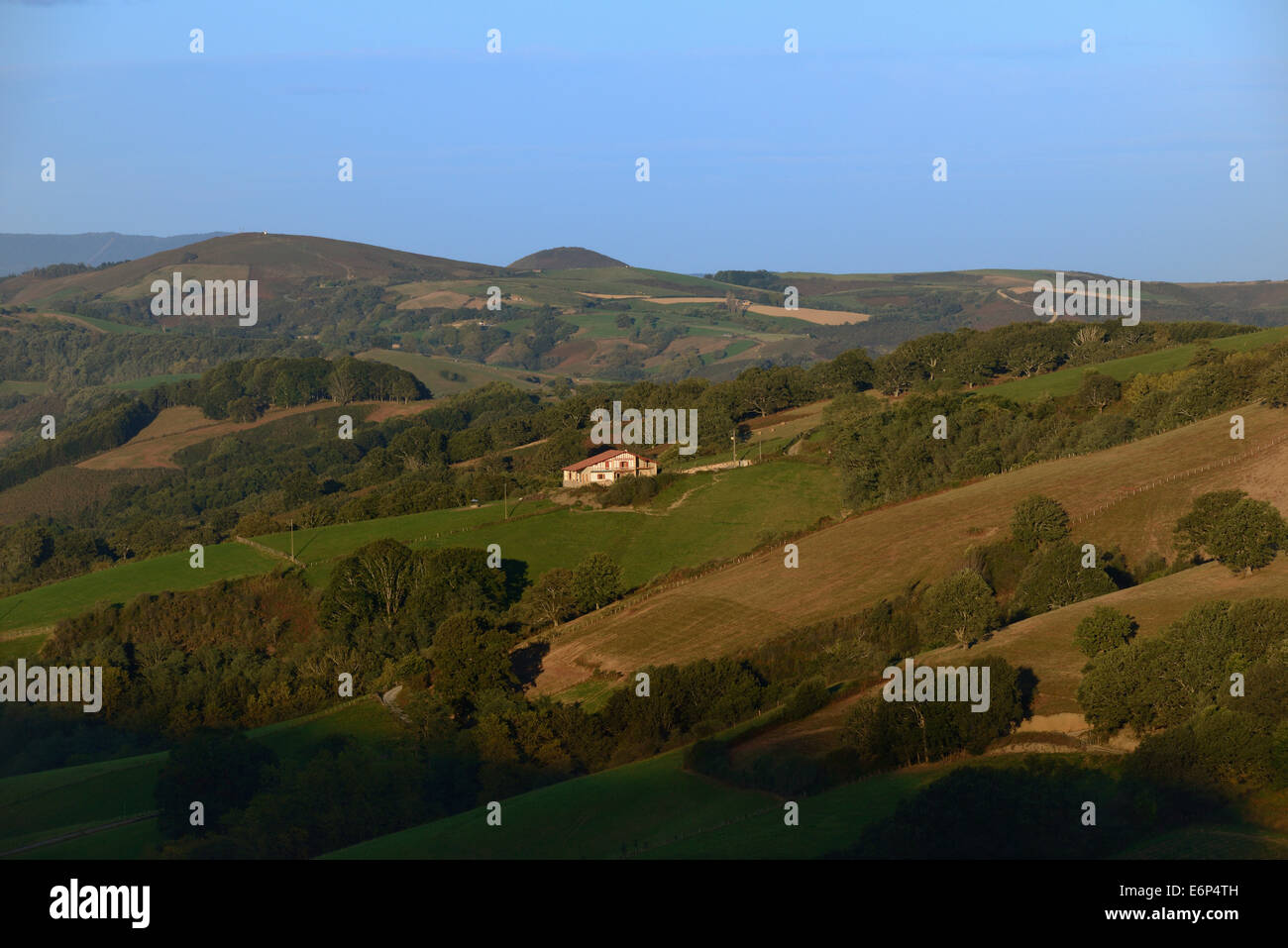 La France, l'Atlantic-Pyrenees(64), le paysage dans le pays Basque avec ...