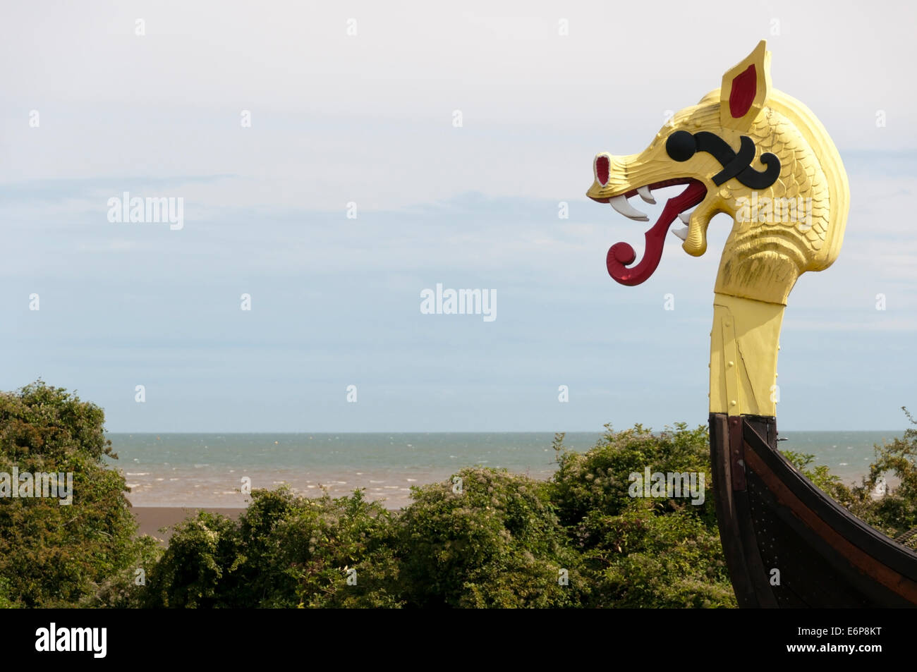 Figure de proue en bois sculpté sur la proue du navire Viking réplique ...