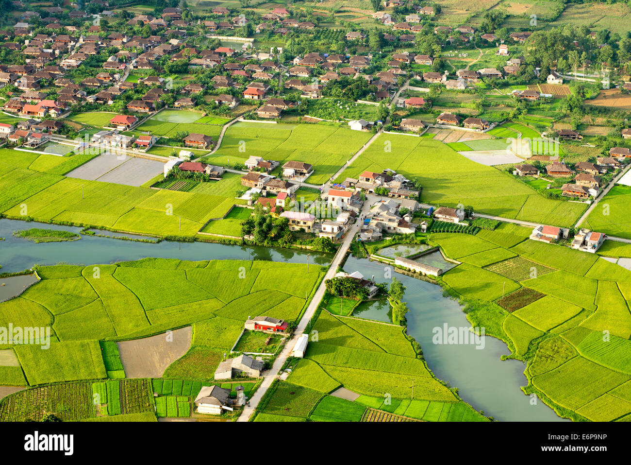 Vue aérienne de la zone résidentielle de Bac Fils Vallée, Lang Son ...