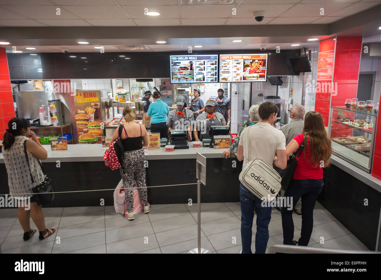 Les clients au comptoir d'un fast-food Burger king à new york Photo ...