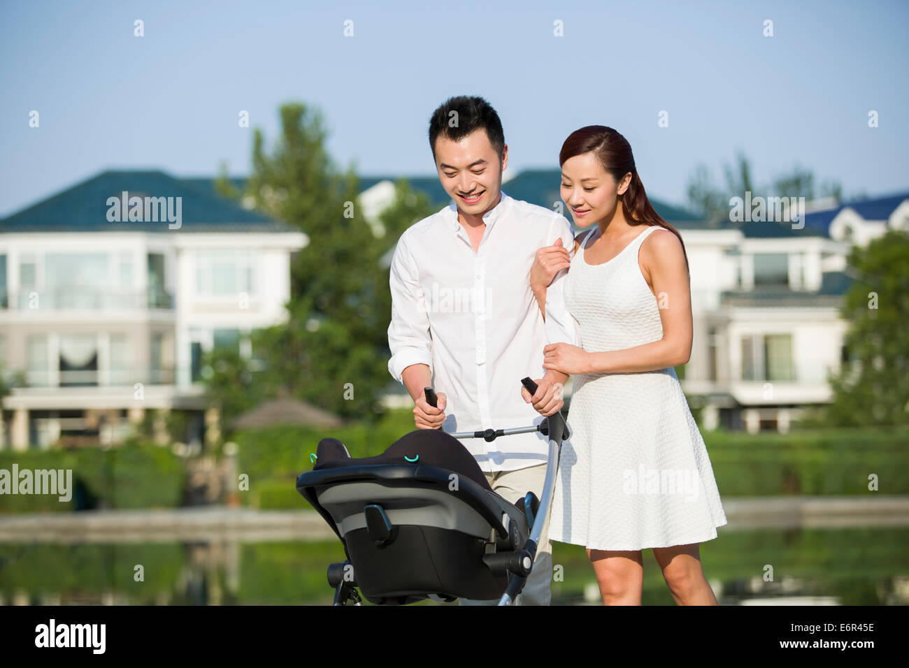 Un couple se promener avec leur bébé Banque de photographies et d ...