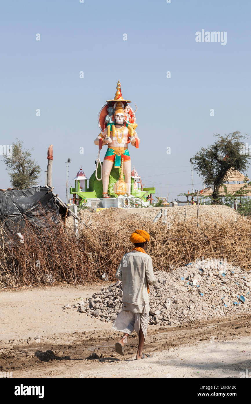 Bordure de couleur énorme statue d'Hanuman, le dieu singe hindou, à un ...