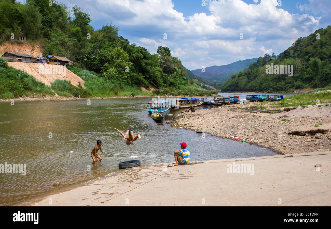 Ban nong muang Banque de photographies et d’images à haute résolution ...