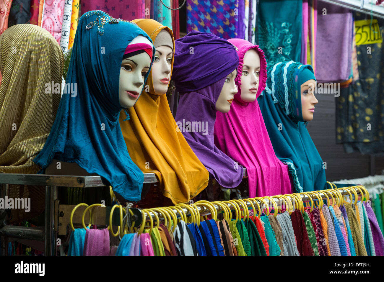 Femmes avec des foulards Banque de photographies et d’images à haute ...