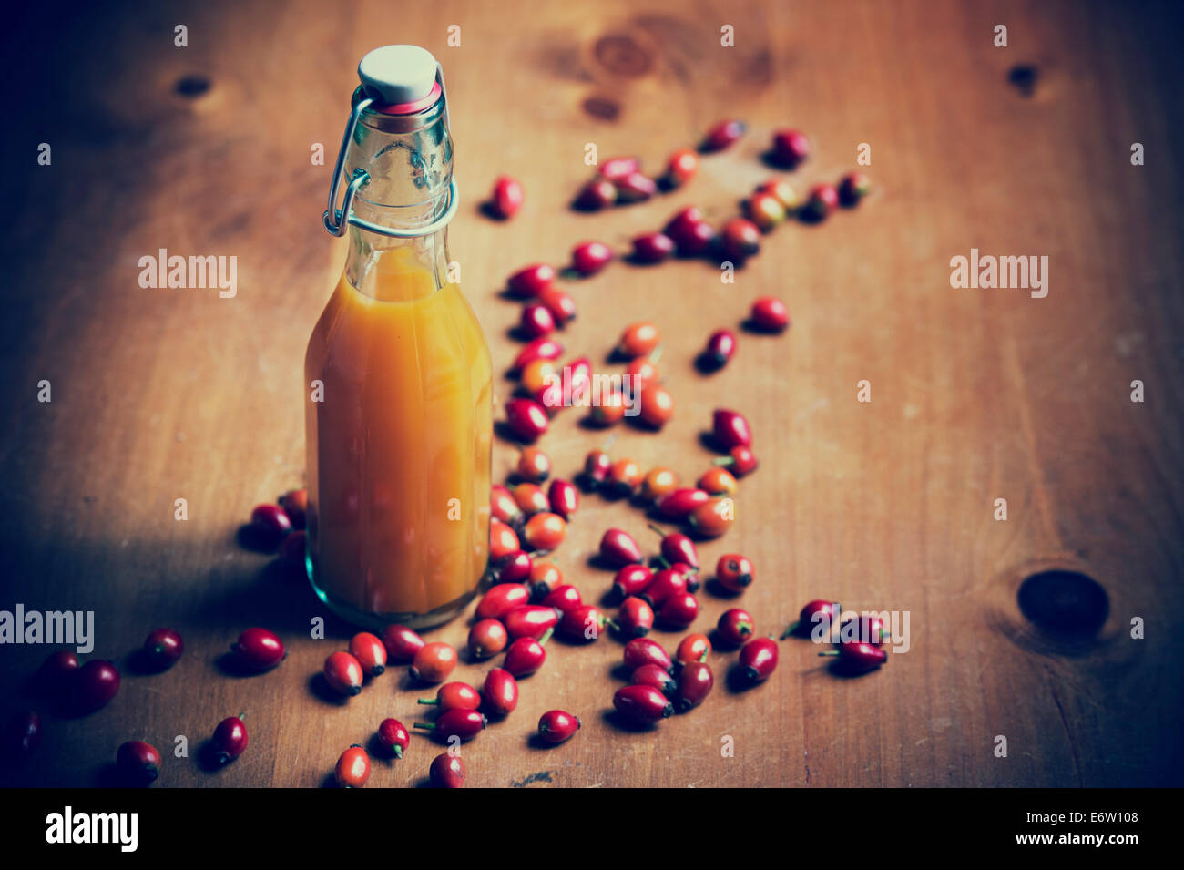 Sirop de hanche fait maison Banque de photographies et d’images à haute ...