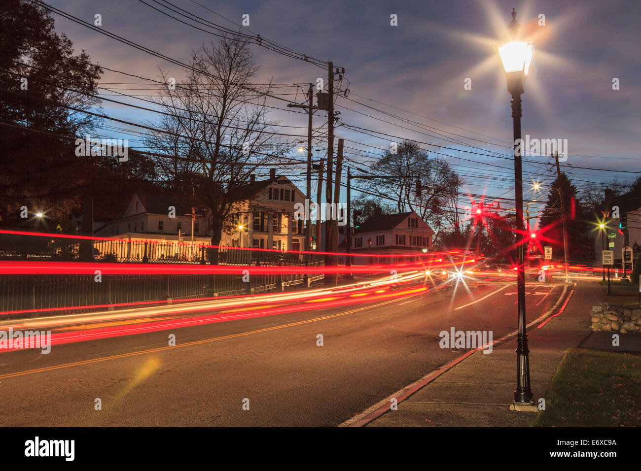 Des sentiers de lumière sur l'intersection de la rue Pleasant et la ...