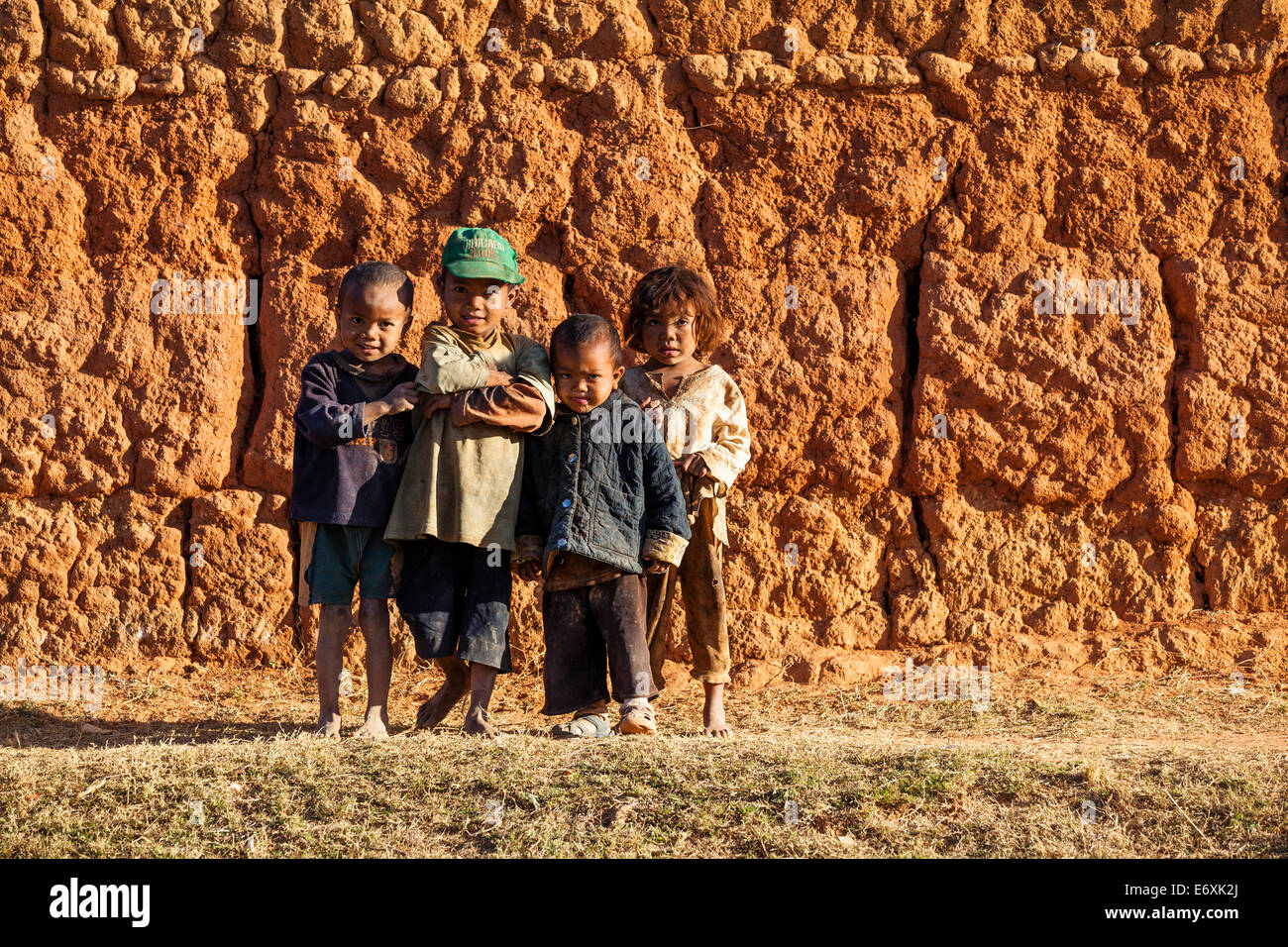 Les enfants debout devant un mur d'argile au sud d'Antananarivo, peuple ...