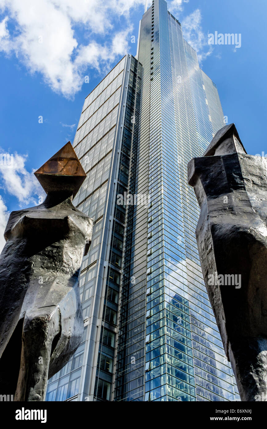 Deux figures de Lynn Chadwick's Stairs sculpture frame the Heron Tower ...