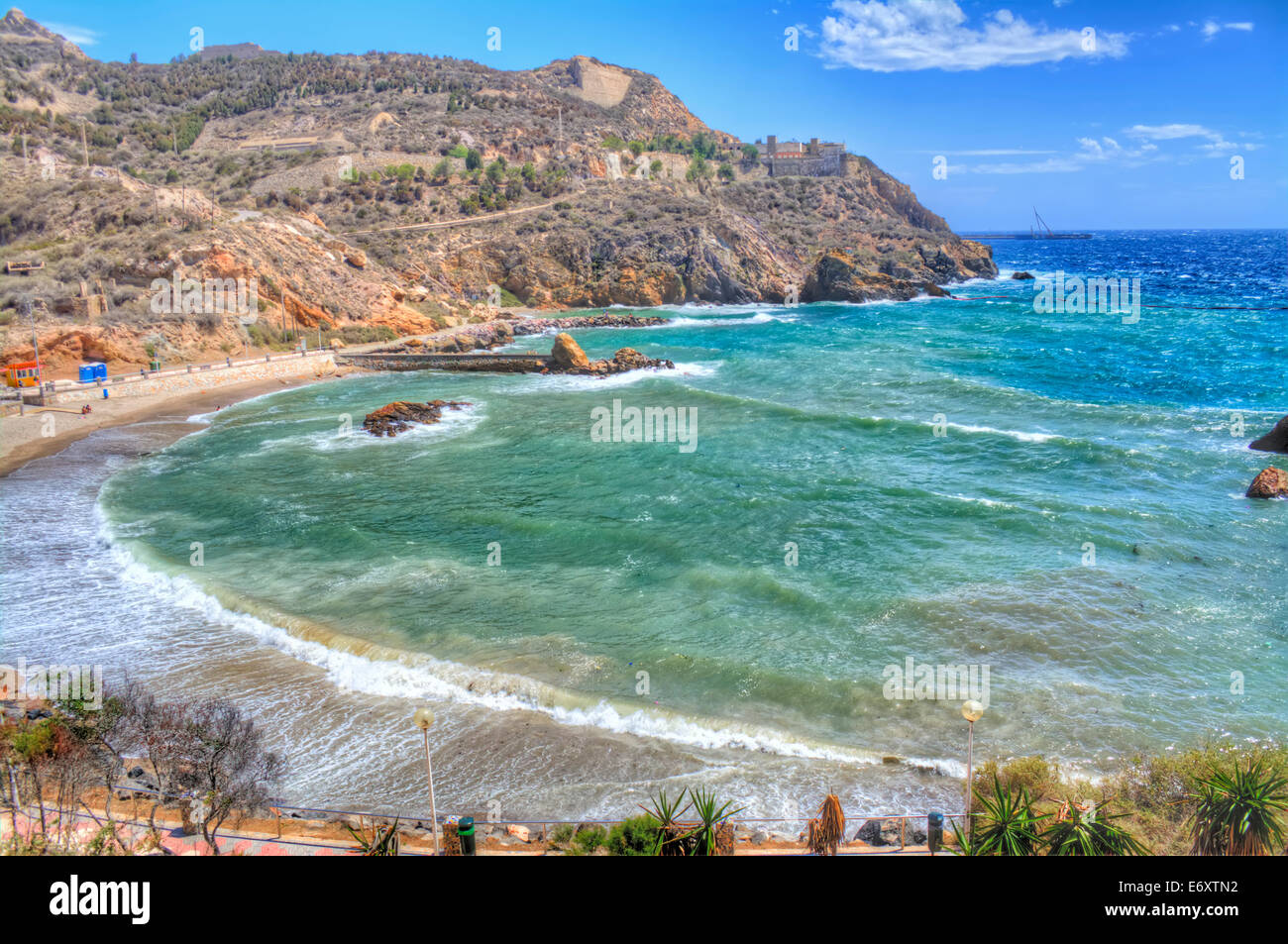 La plage de Cala Cortina juste à l'extérieur de la ville de Carthagène ...