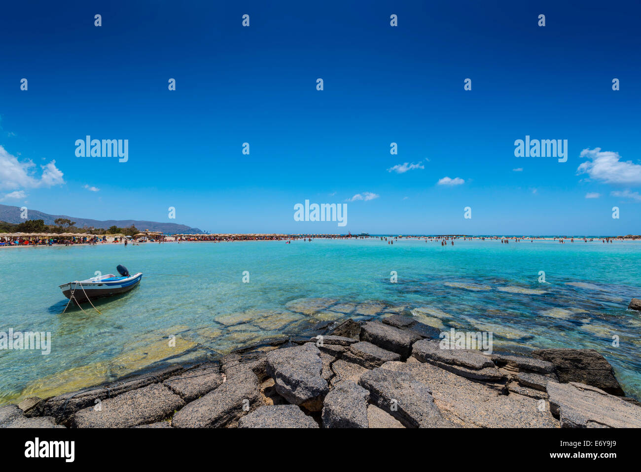 La célèbre plage de sable rose d'Elafonissi Elafonissi ( ) en Crète ...