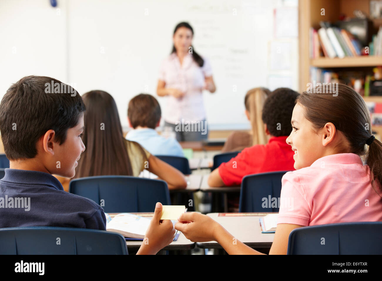 Note de passage des élèves en classe Photo Stock - Alamy