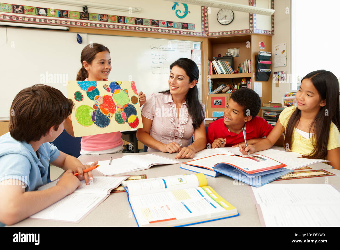 Enseignant et élèves en classe Photo Stock - Alamy