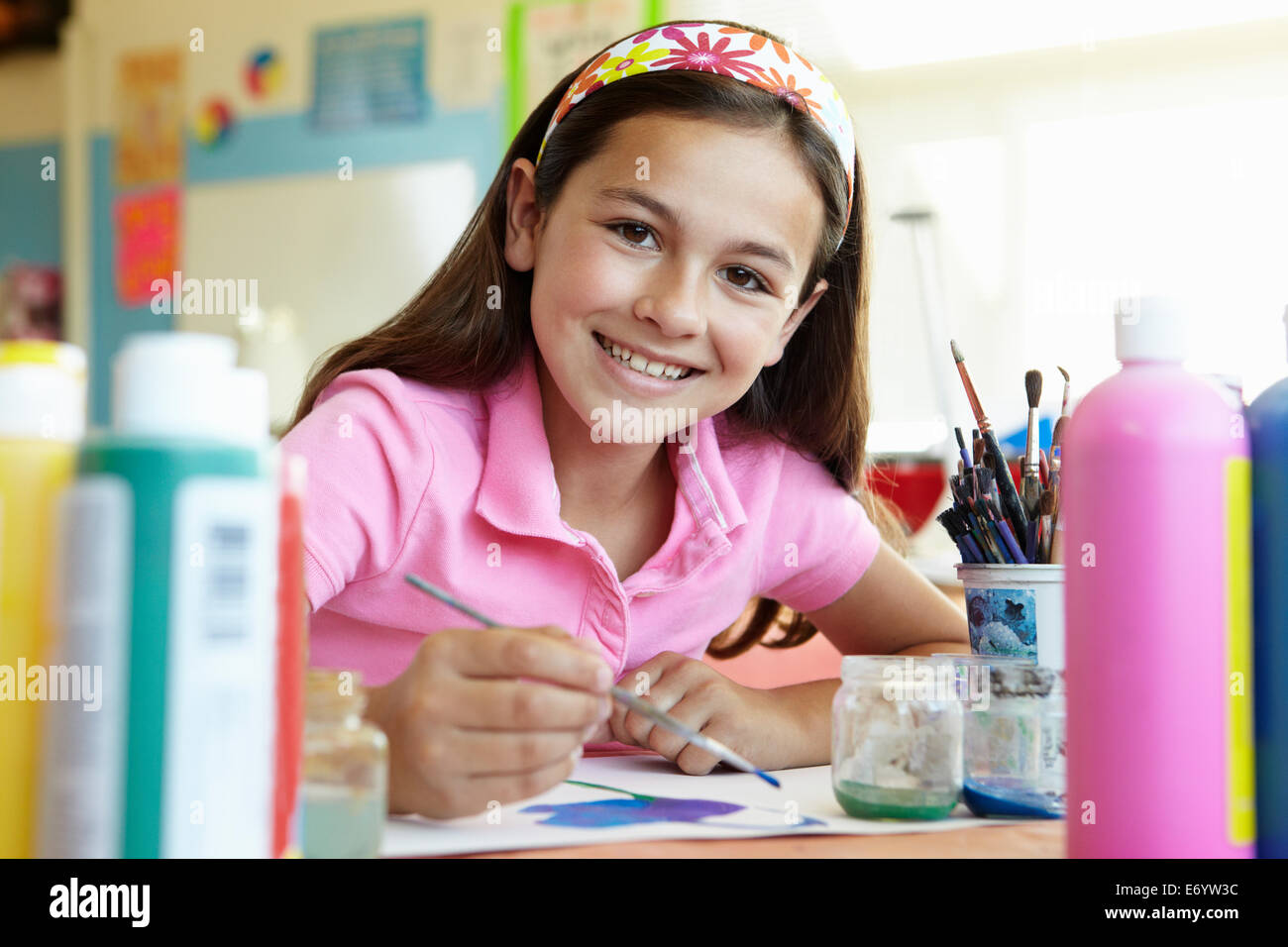 Pre Teen Girl In Art Banque d'image et photos - Alamy