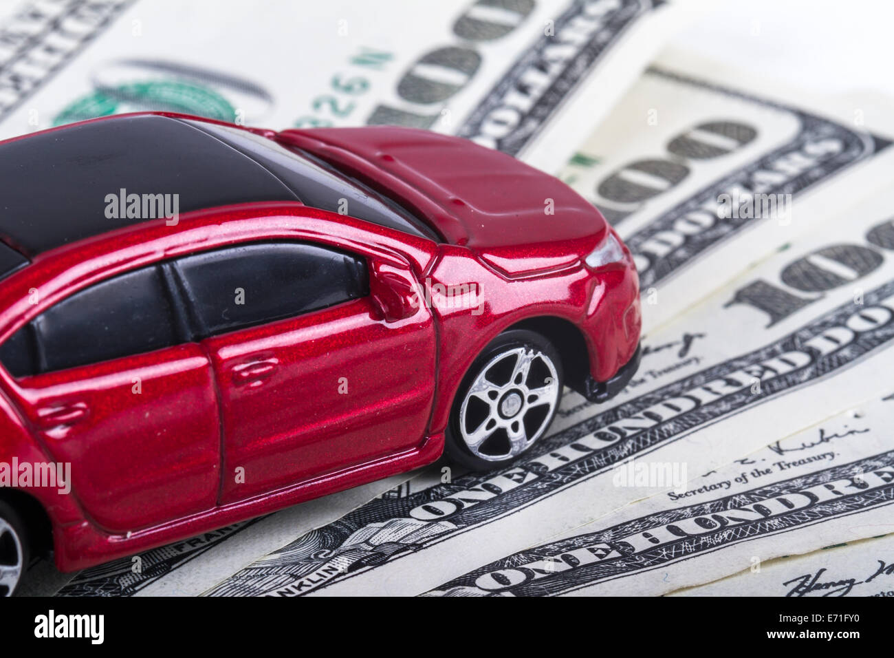 Petite voiture sur le pont Banque de photographies et d’images à haute ...