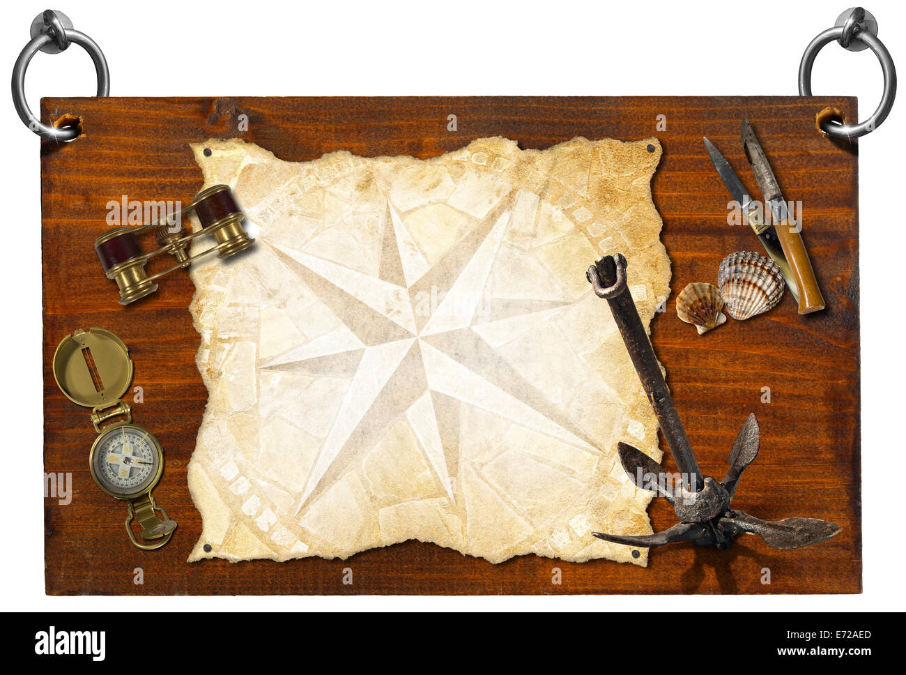 Panneau en bois avec rose compas sur parchemin, coquillages, compas ...