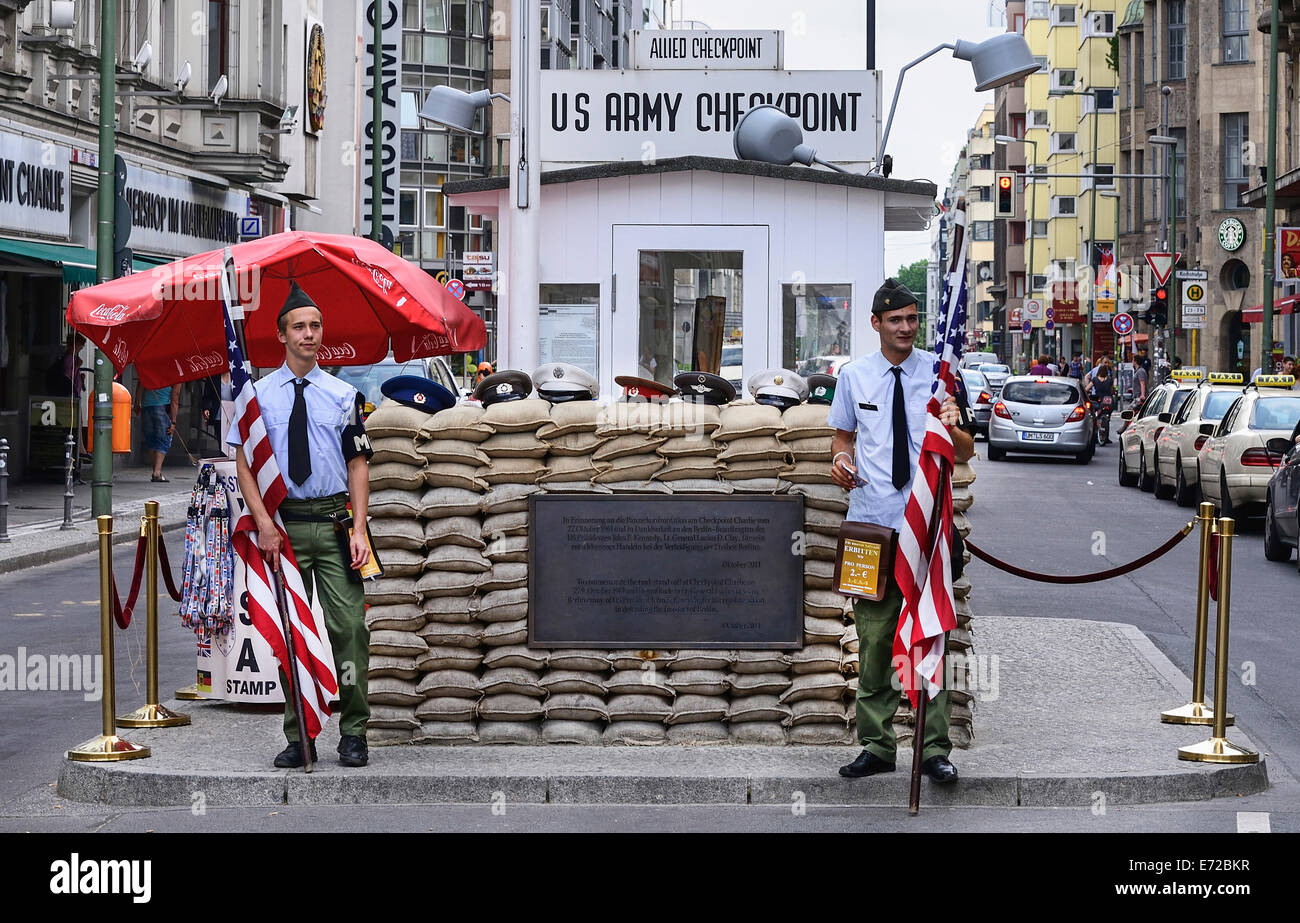 Allemagne, Berlin, le Checkpoint Charlie entre nous de contrôle de l ...