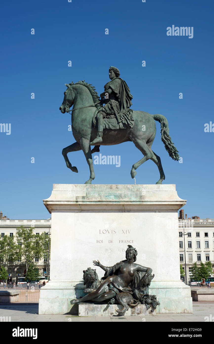 Statue du Roi Louis XIV à cheval qui est à la Place Bellecour à Lyon ...