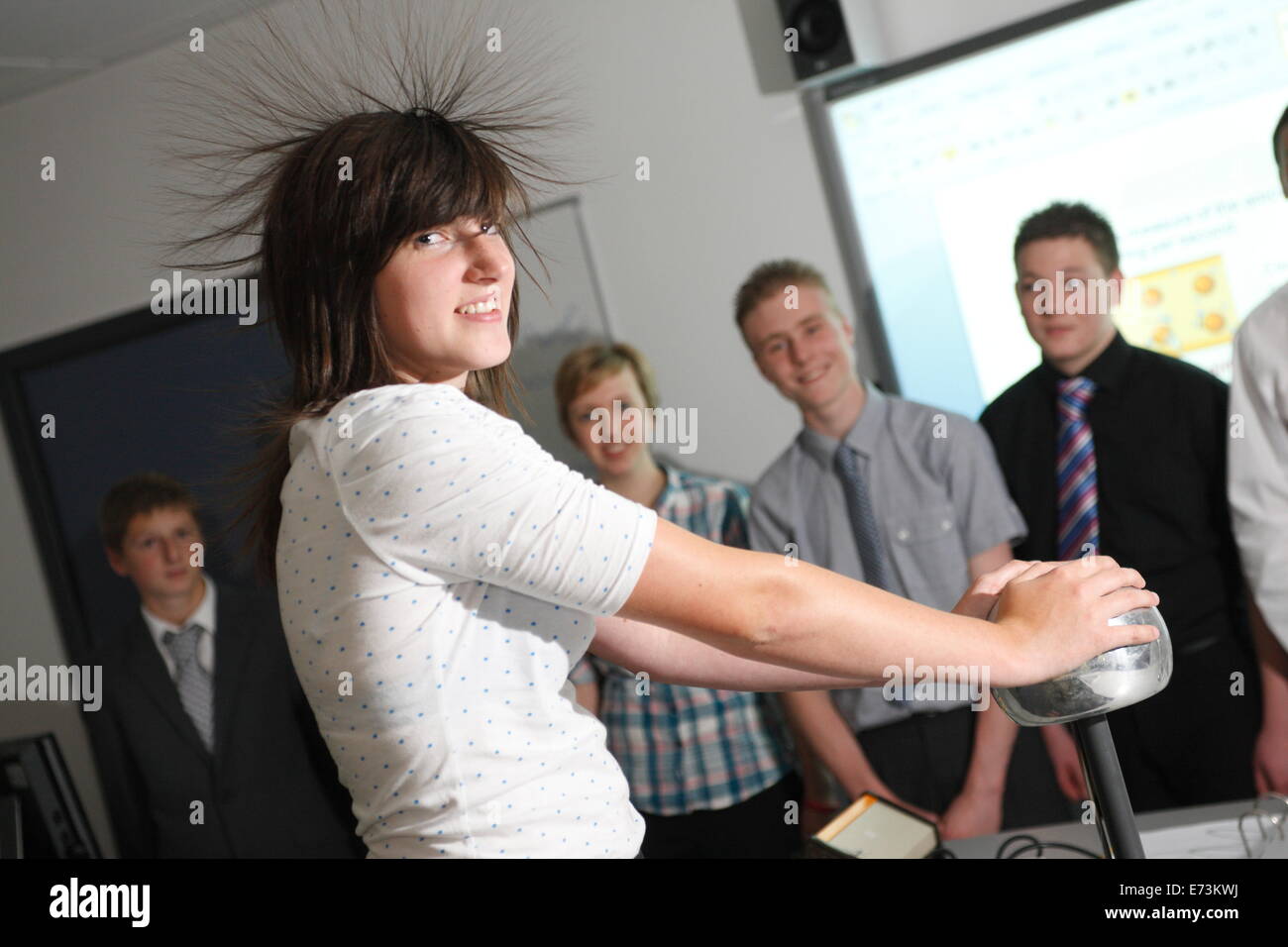 Static electricity hair Banque de photographies et d’images à haute résolution - Alamy