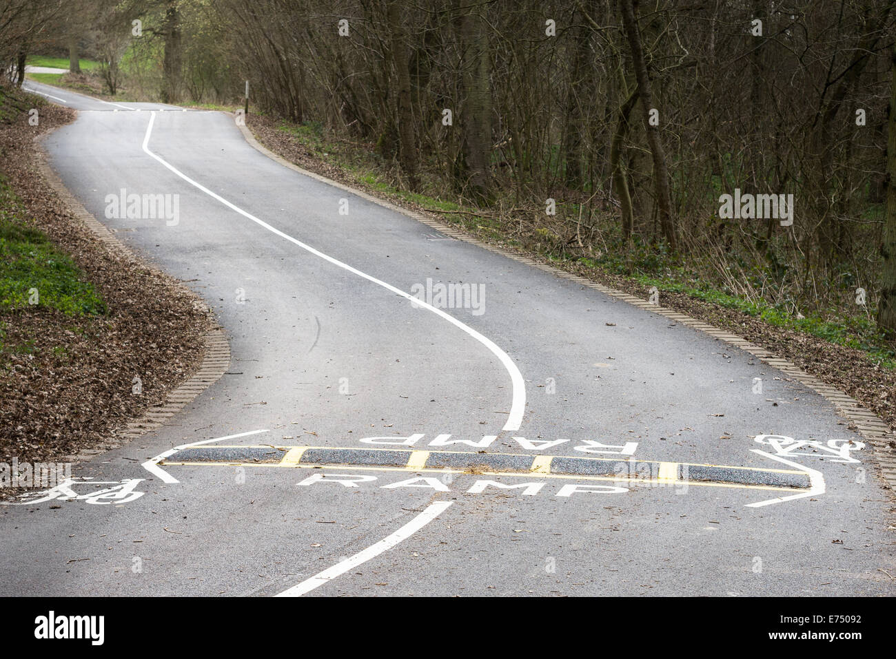 Rampe sur une route déserte pour prévenir les automobilistes qui trop ...