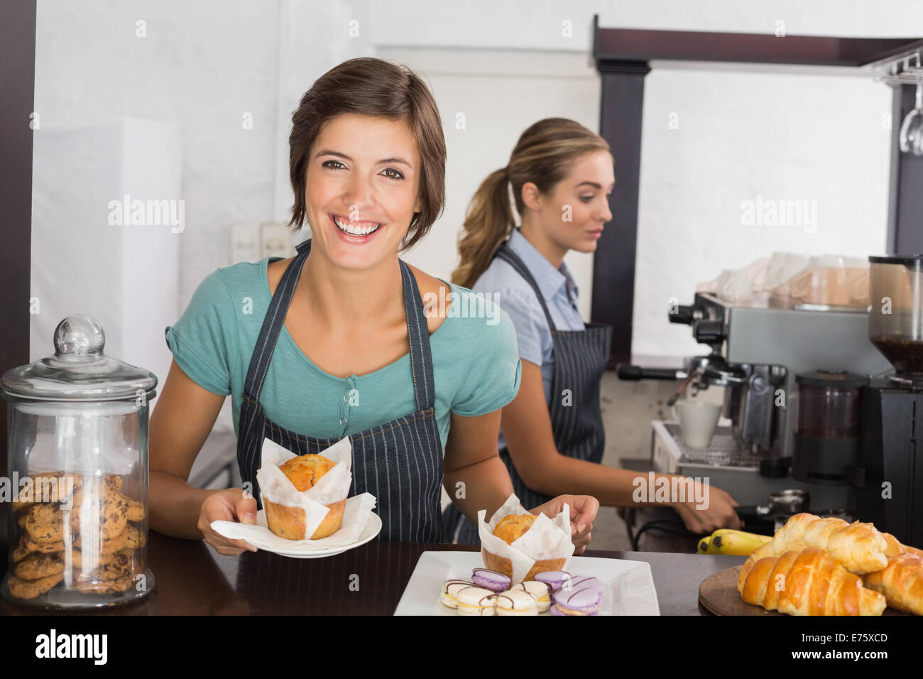 Restaurant femme serveuse serveur servant plateau de travail Banque de ...